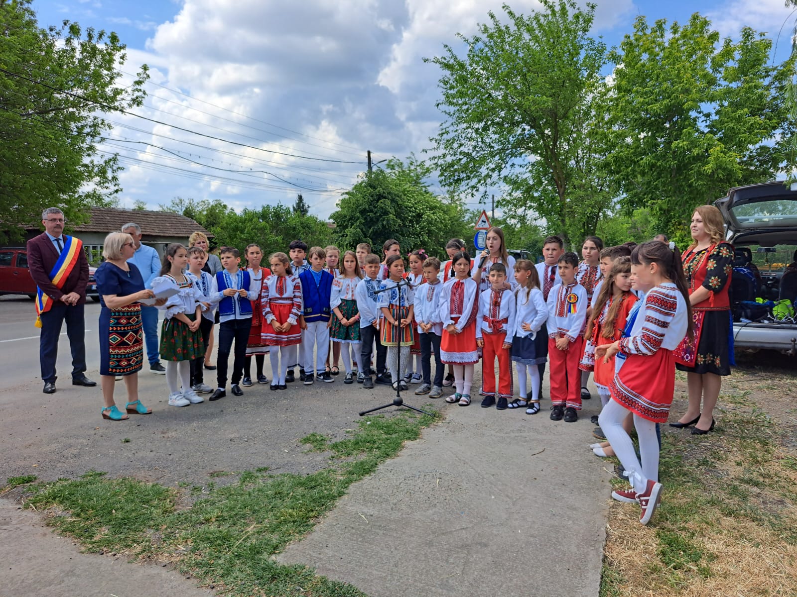 Ziua Eroilor marcată de elevii din Mereni - Graiul Dobrogei